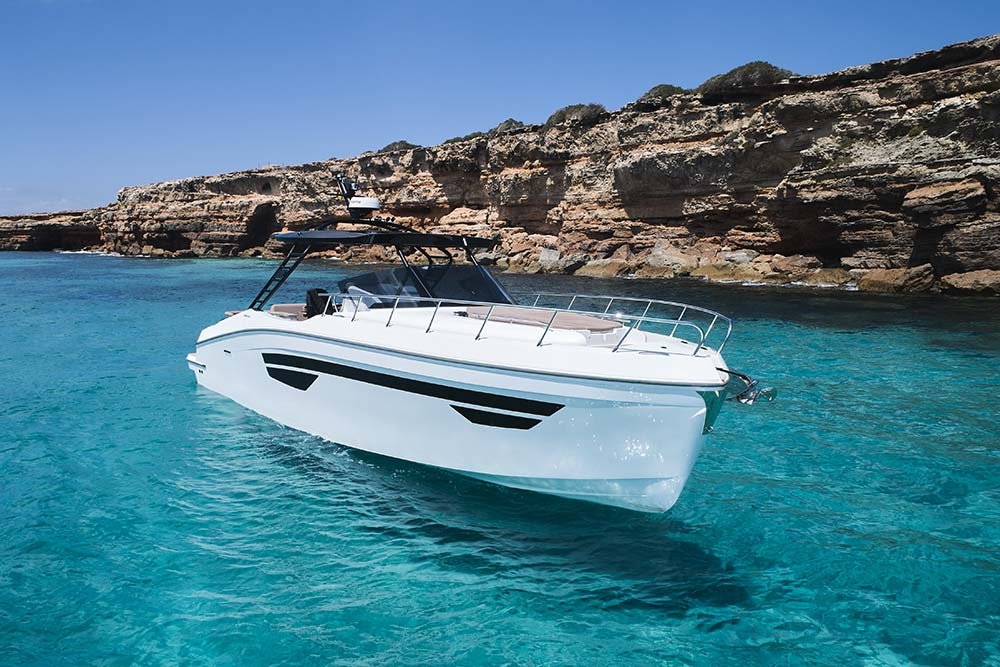 Enjoy the Orix 38 Speedboat in Ibiza: Speed and Fun - IbizaBoats