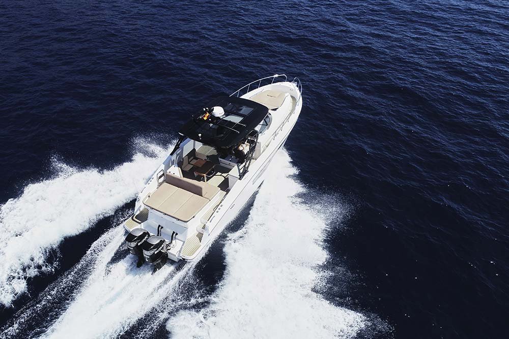 Enjoy the Orix 38 Speedboat in Ibiza: Speed and Fun - IbizaBoats
